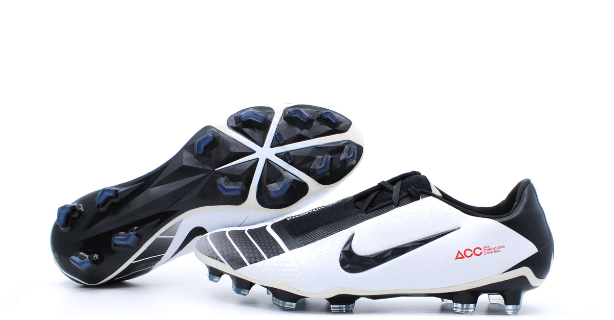 Nike – Retro Soccer Cleats